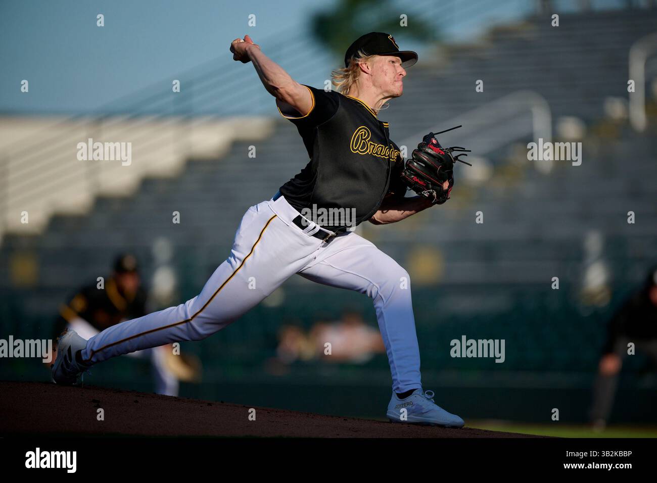 Bradenton Marauders pitcher Zander Mueth (52) delivers a pitch during ...