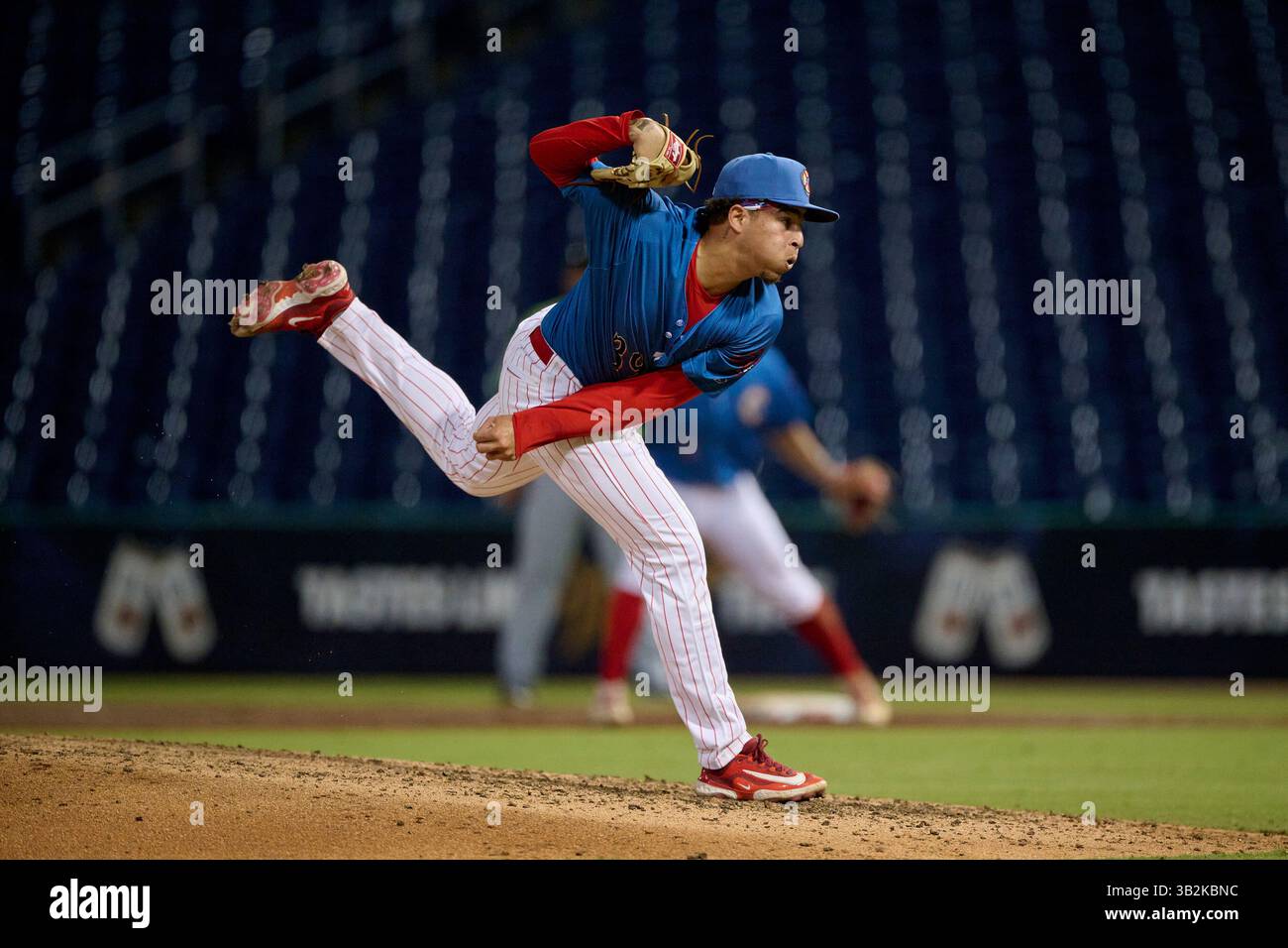 Clearwater Threshers pitcher Raymon Rosario (39) delivers a pitch ...