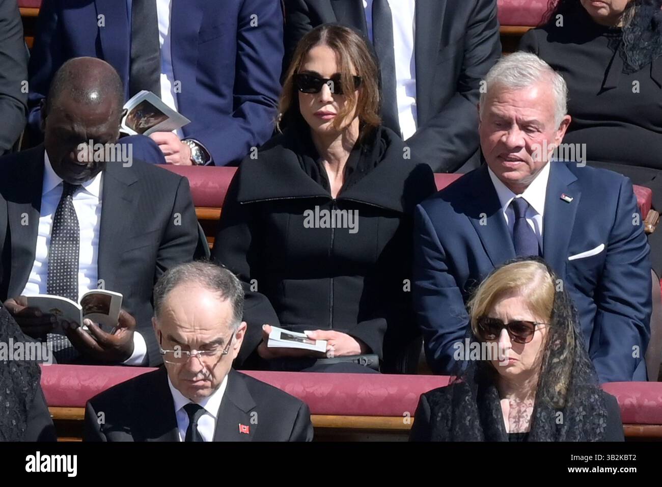 Vatican, Vatican. 26th Apr, 2025. Queen Rania of Jordan (l) and King ...