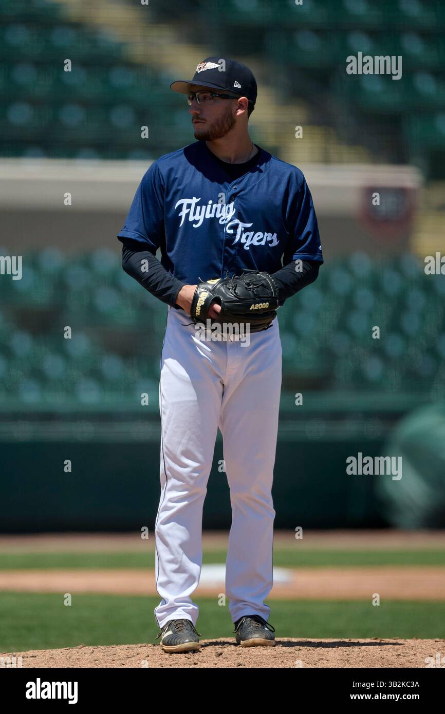 Lakeland Flying Tigers pitcher Ethan Sloan (25) gets ready to deliver a ...
