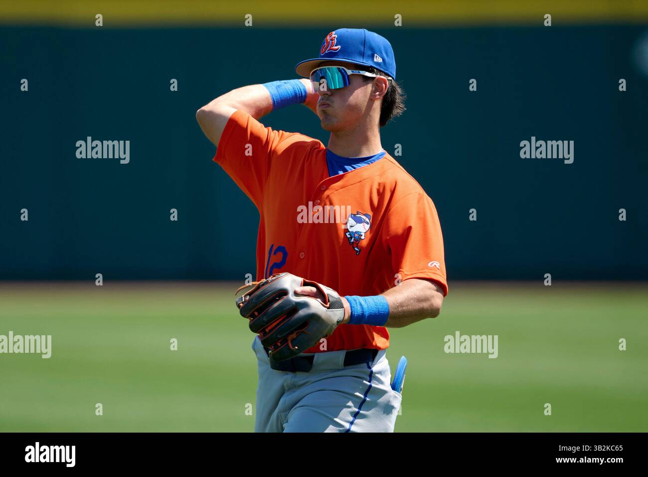 St. Lucie Mets second baseman Colin Houck (12) throwing during warmups ...