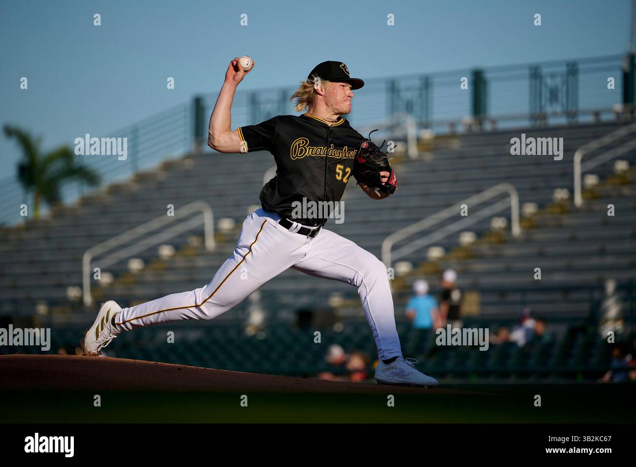 Bradenton Marauders pitcher Zander Mueth (52) delivers a pitch during ...