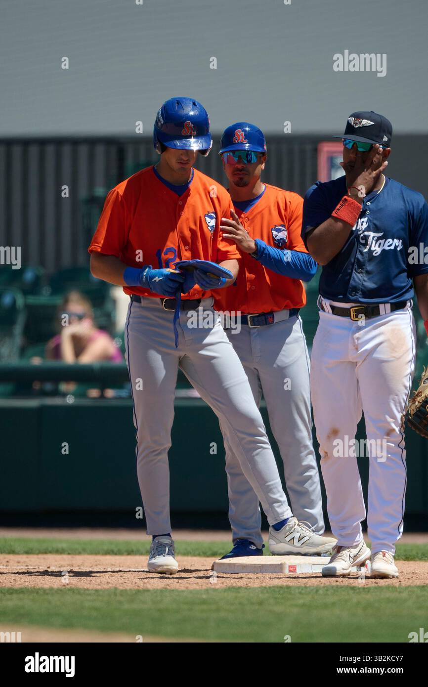 St. Lucie Mets coach Jonathan Jones (4) talks with Colin Houck (12 ...