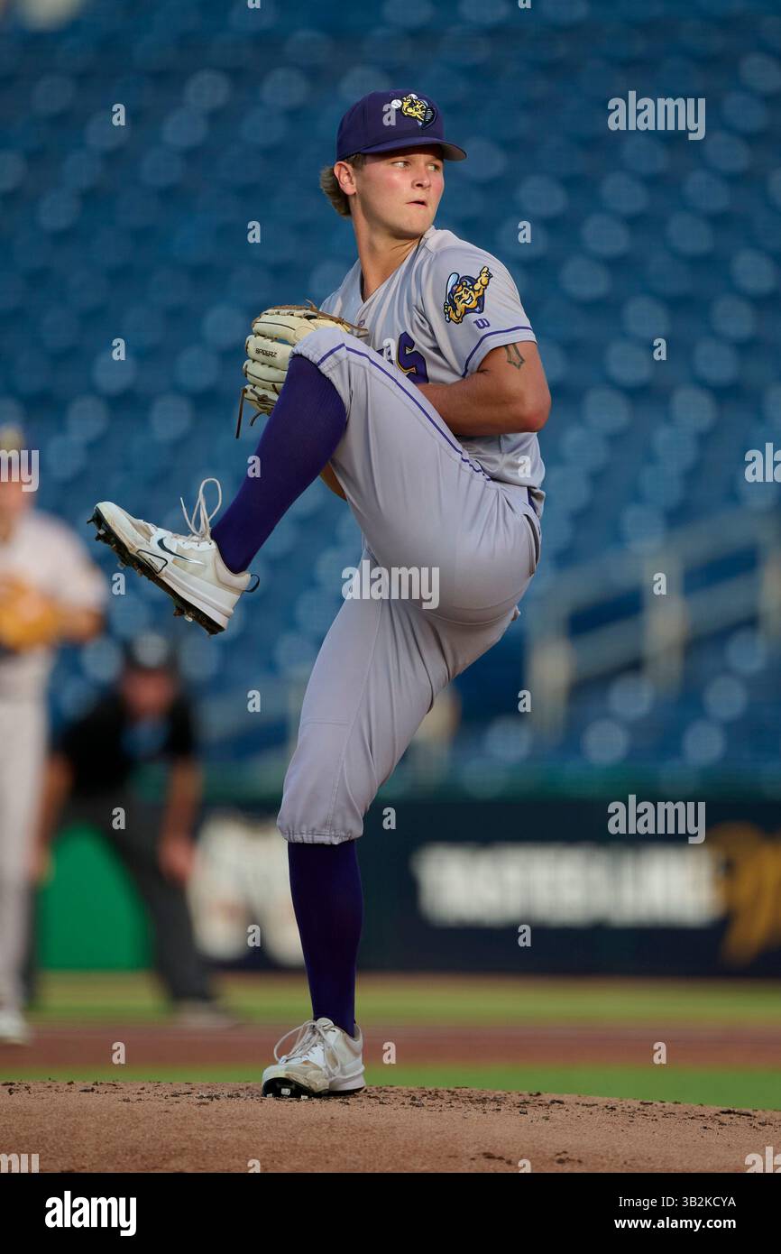Fort Myers Mighty Mussels pitcher Dylan Questad (17) delivers a pitch ...