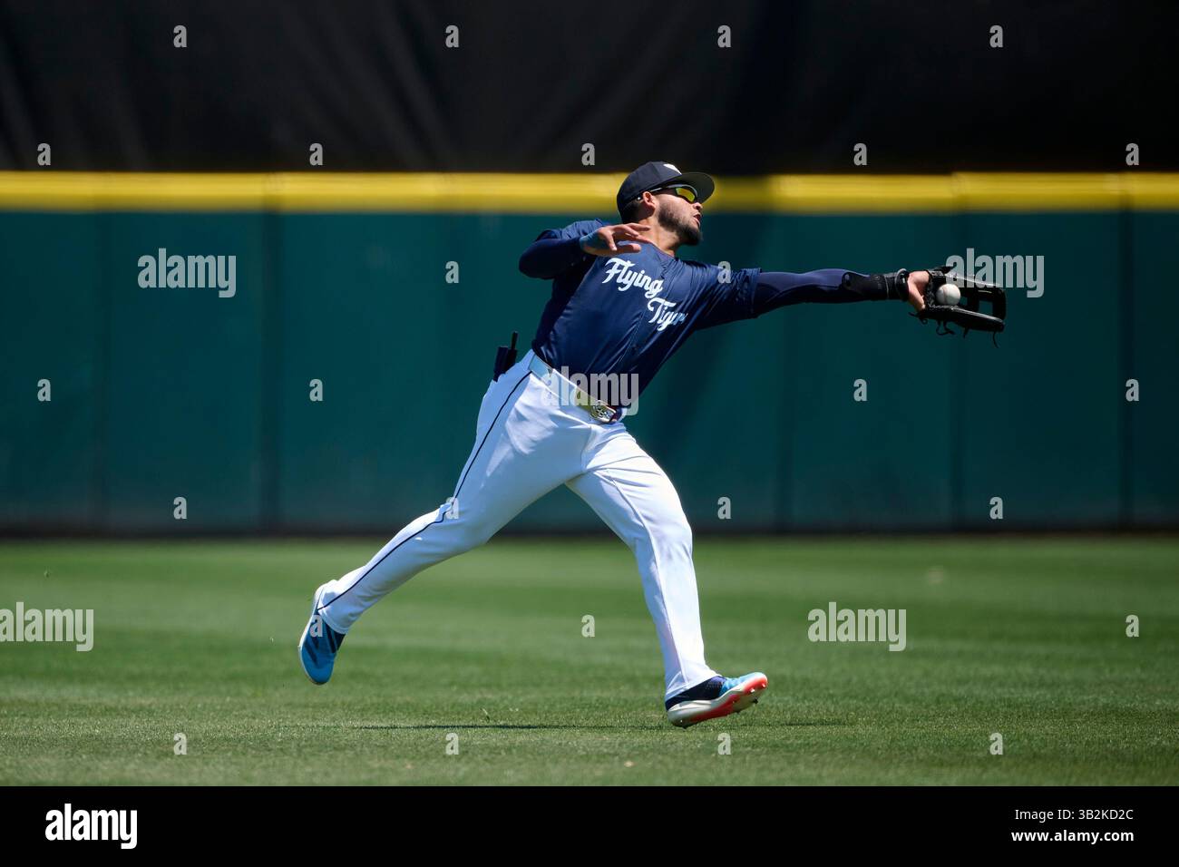 Lakeland Flying Tigers outfielder Jose De La Cruz (21) catching a fly ...