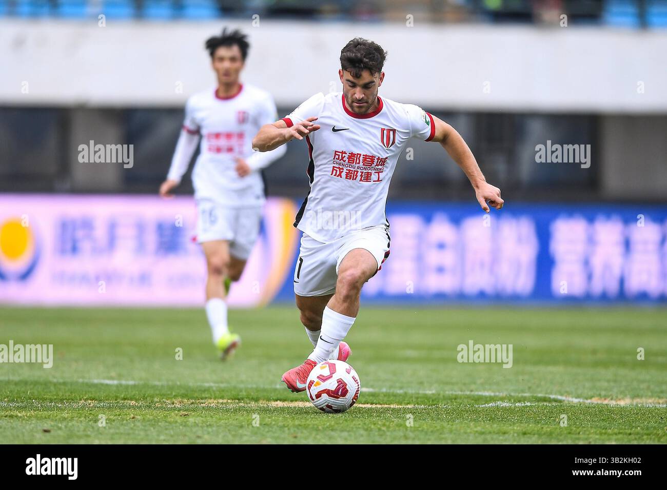 Chengdu Rongcheng Football Club defeated Changchun Yatai Football Club ...