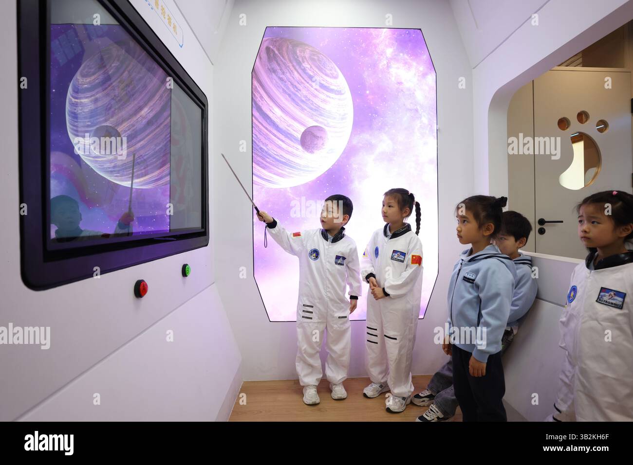 Children learn about aerospace knowledge in the children's aerospace ...