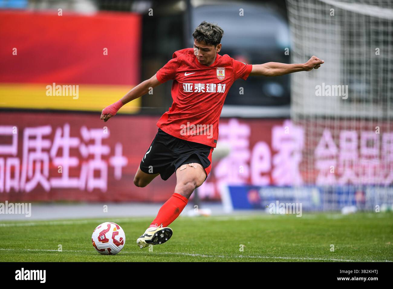 Chengdu Rongcheng Football Club defeated Changchun Yatai Football Club ...