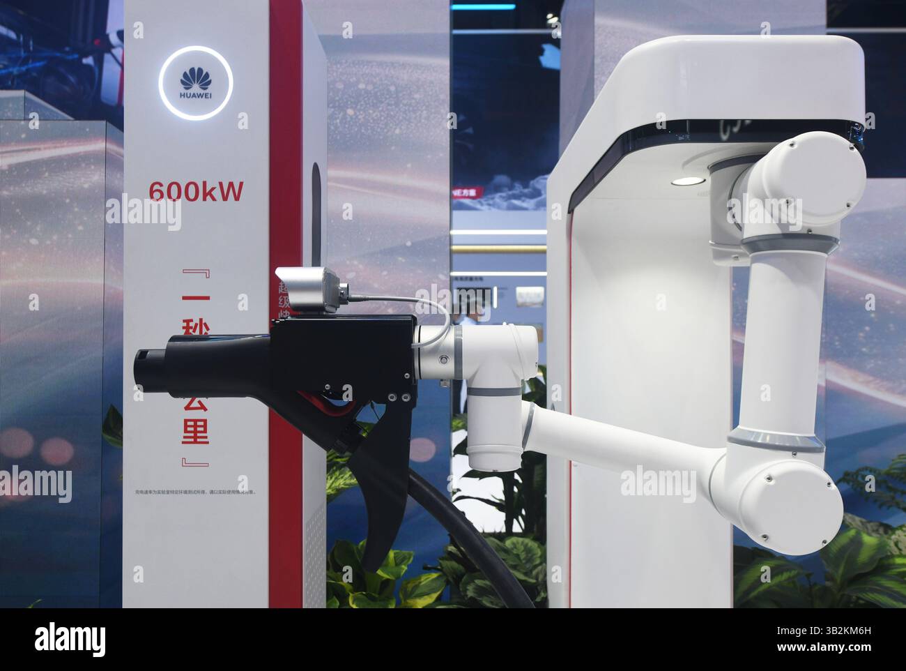 Huawei's automatic charging (fast charging) robot conducted a charging ...