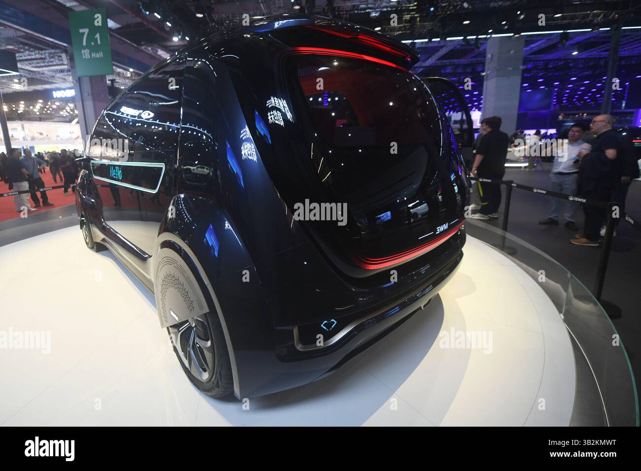 Visitors watched the iNest Smart Nest 4.0 intelligent cockpit launched ...