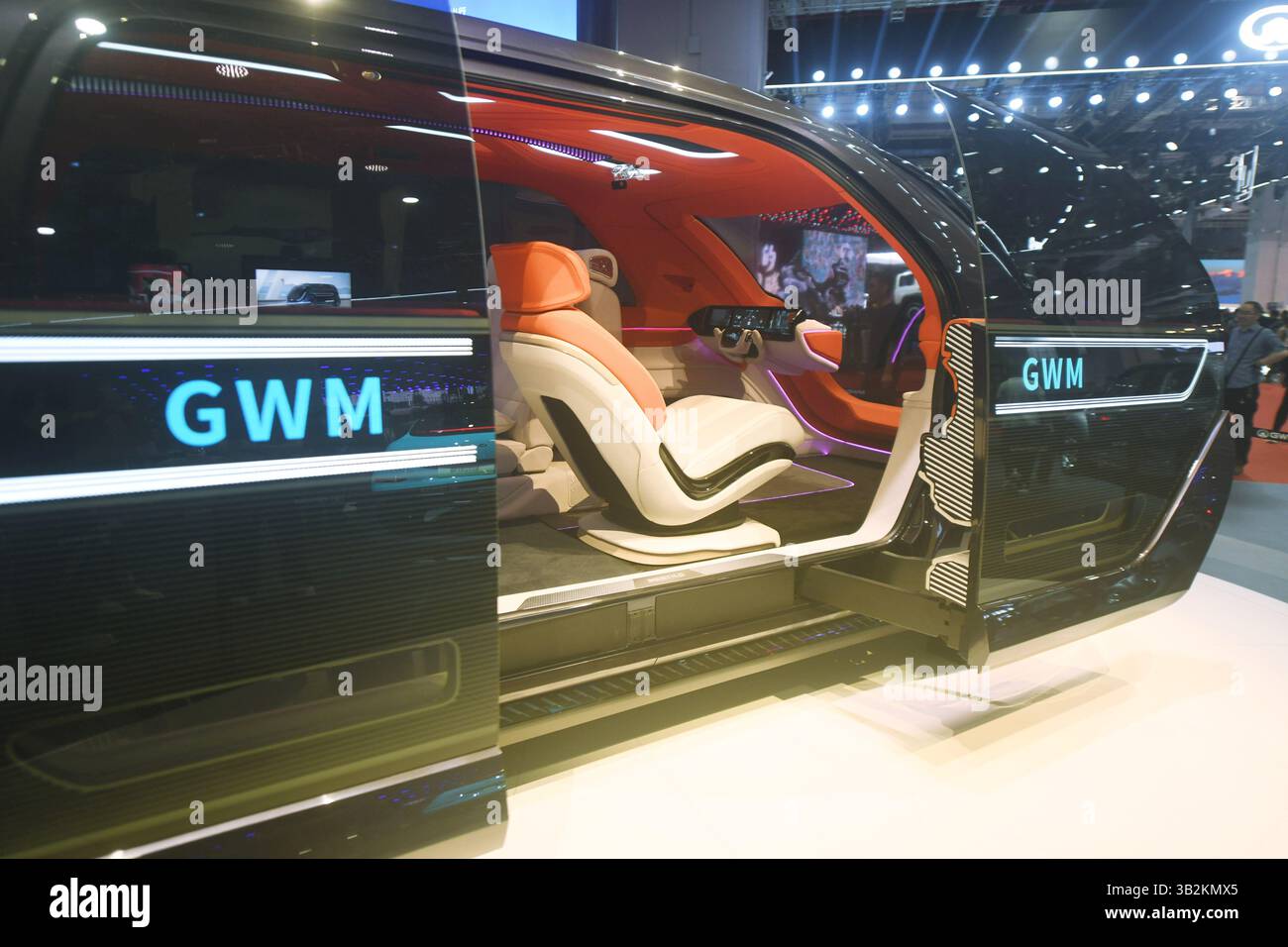 Visitors watched the iNest Smart Nest 4.0 intelligent cockpit launched ...