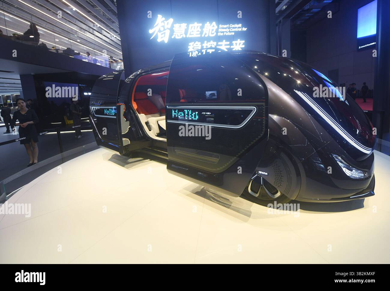 Visitors watched the iNest Smart Nest 4.0 intelligent cockpit launched ...