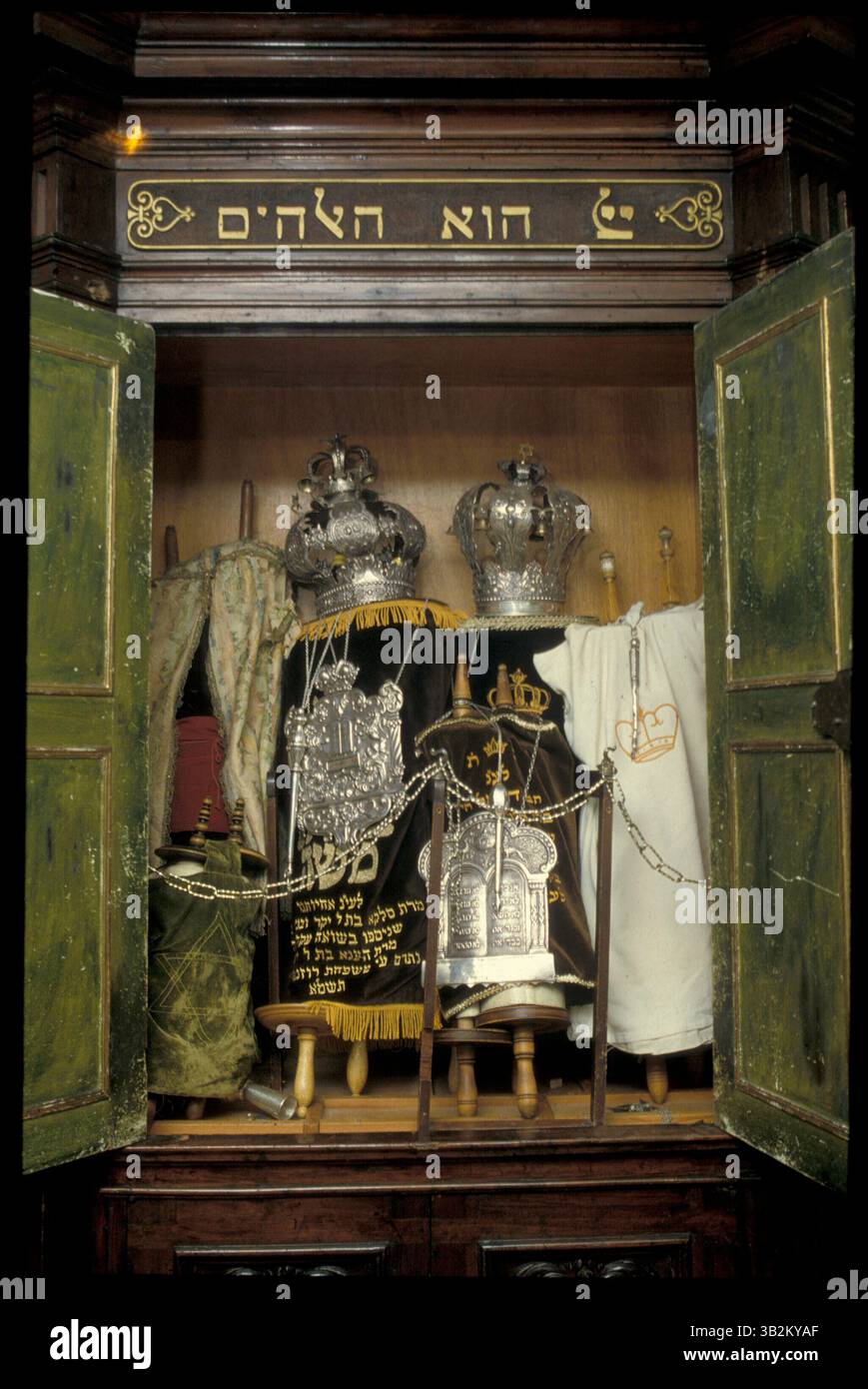 4648. ITALIAN ARK WITH TOTAH SCROLLS INSIDE THEIR SPECIALLY DECORATED ...