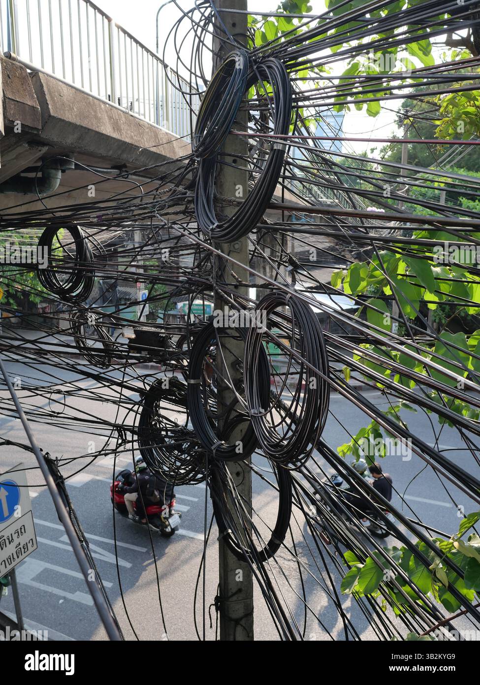 The messy jumble of overhead wires you normally see in Bangkok ...