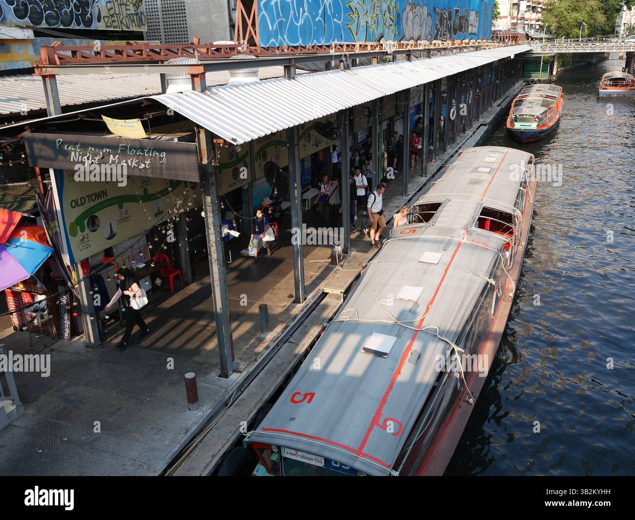 Canal boat (water bus) at Tha Ruea Pratunam (Pratunam Pier), Bangkok ...
