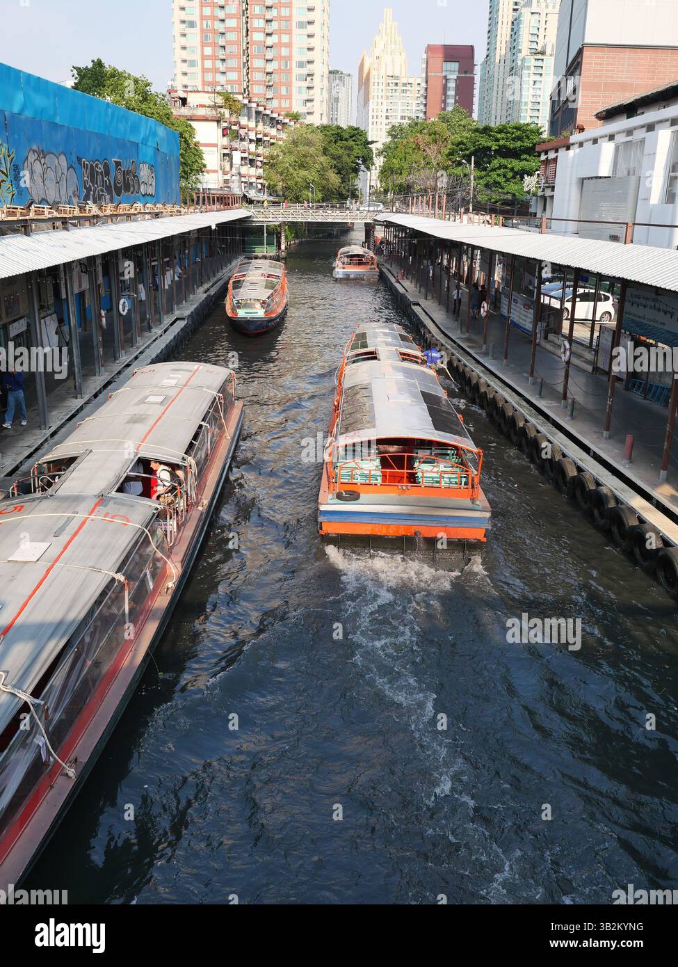 Canal boat (water bus) at Tha Ruea Pratunam (Pratunam Pier), Bangkok ...