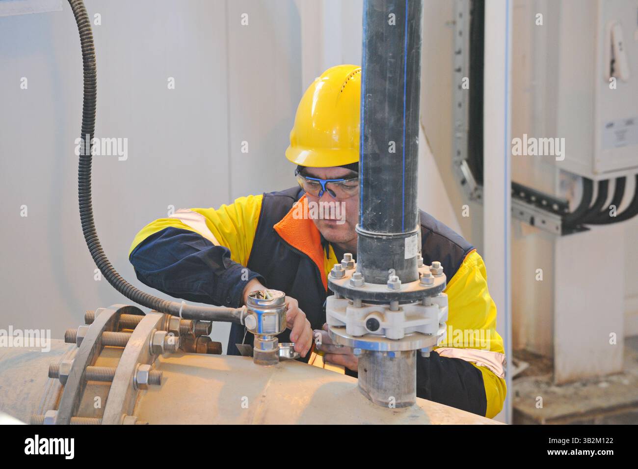 Workers fix and prepare layers of cathode copper at the plant Stock ...