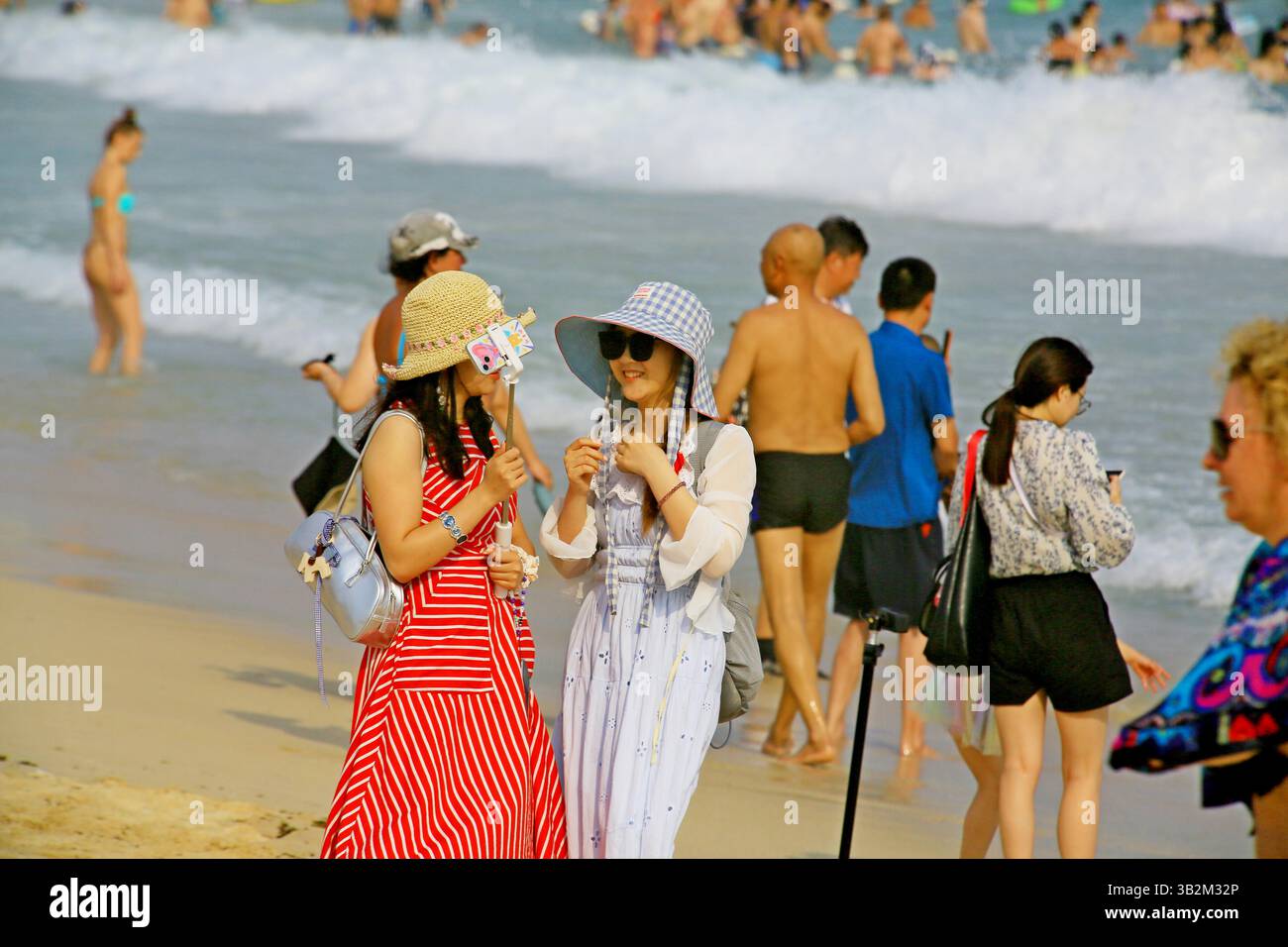 Tourists enjoy vacation at Dadonghai Bay Scenic Area in Sanya City ...