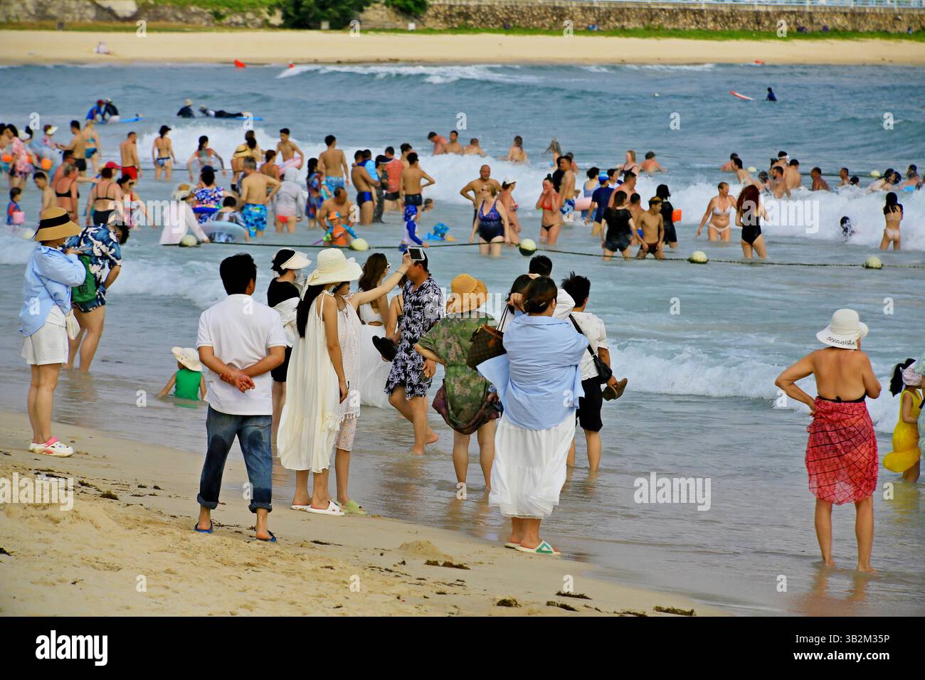Tourists enjoy vacation at Dadonghai Bay Scenic Area in Sanya City ...