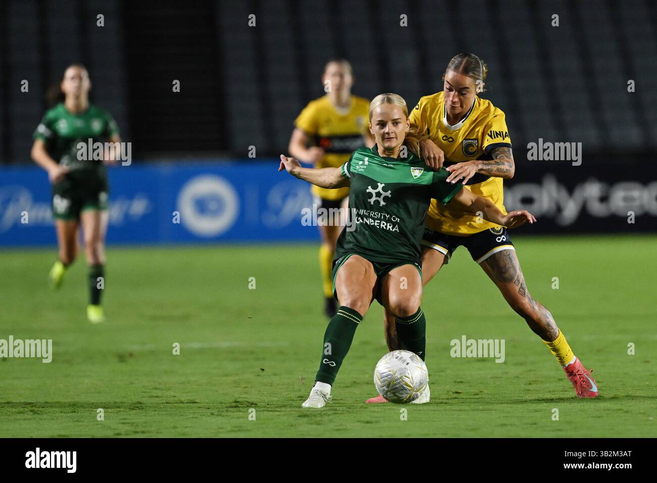 Hayley Taylor-Young of United and Brooke Nunn of the Mariners during ...