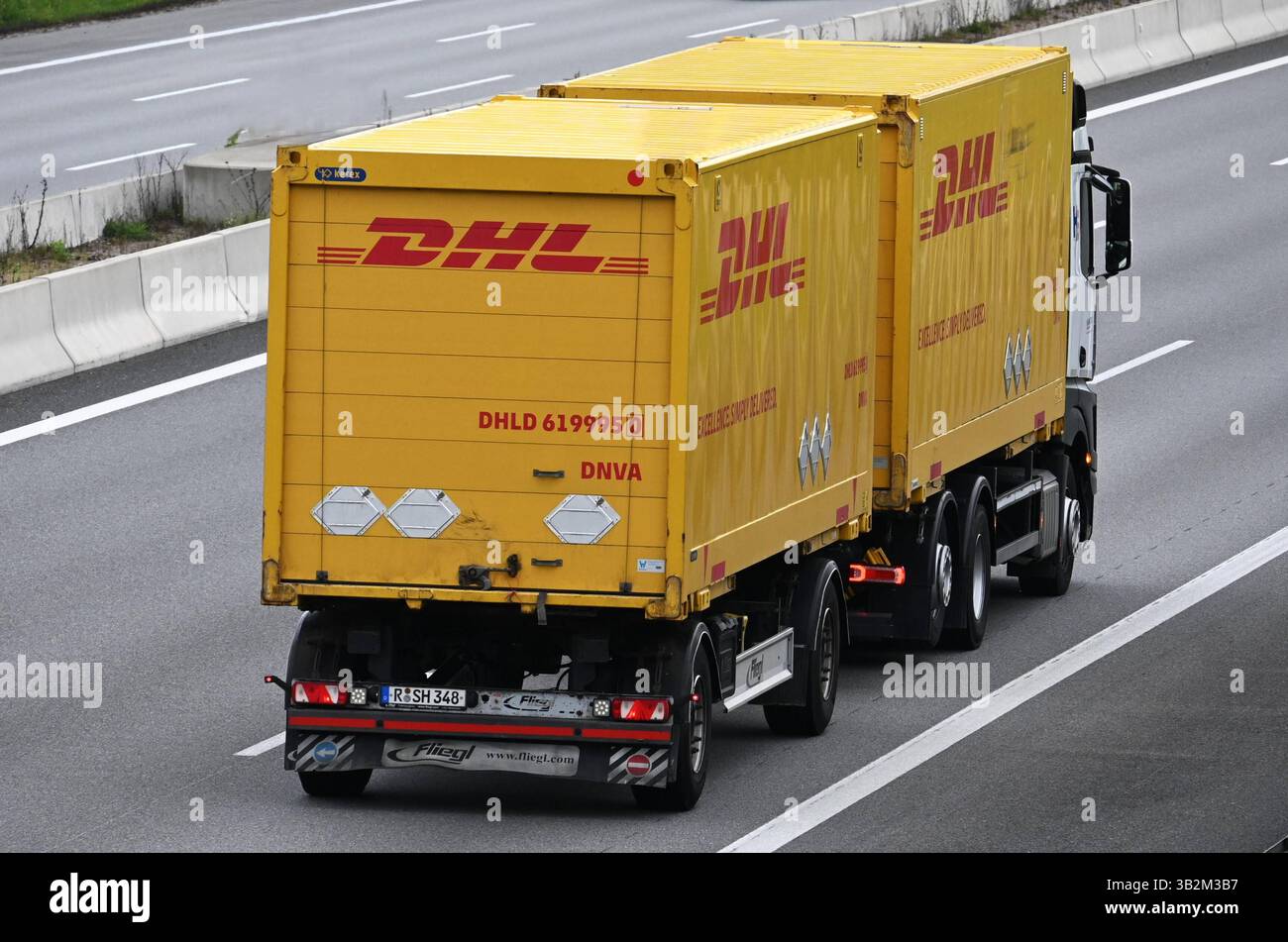 DHL Deutsche Post, LKW-Hängerzug mit Koffer-Wechselbrücken auf der ...