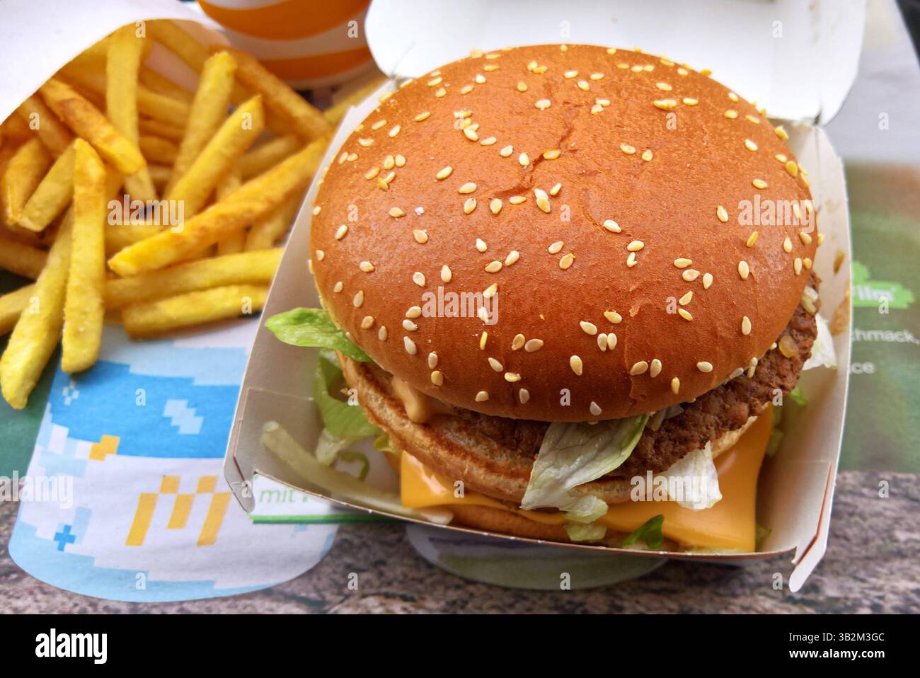 Mc Donald Big Mac bzw BigMac - Burger mit Pommes. Die Mc Donalds ...