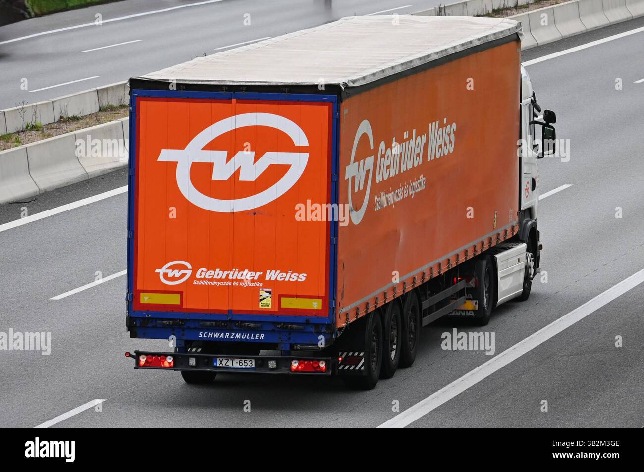 Mit rund 6.000 Mitarbeitern und 150 firmeneigenen Standorten zählt ...