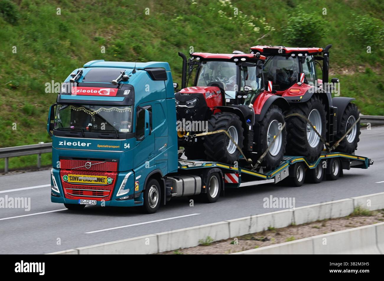 Case Bulldog bzw Traktor-Transport mit einem Volvo-LKW der Gustav ...