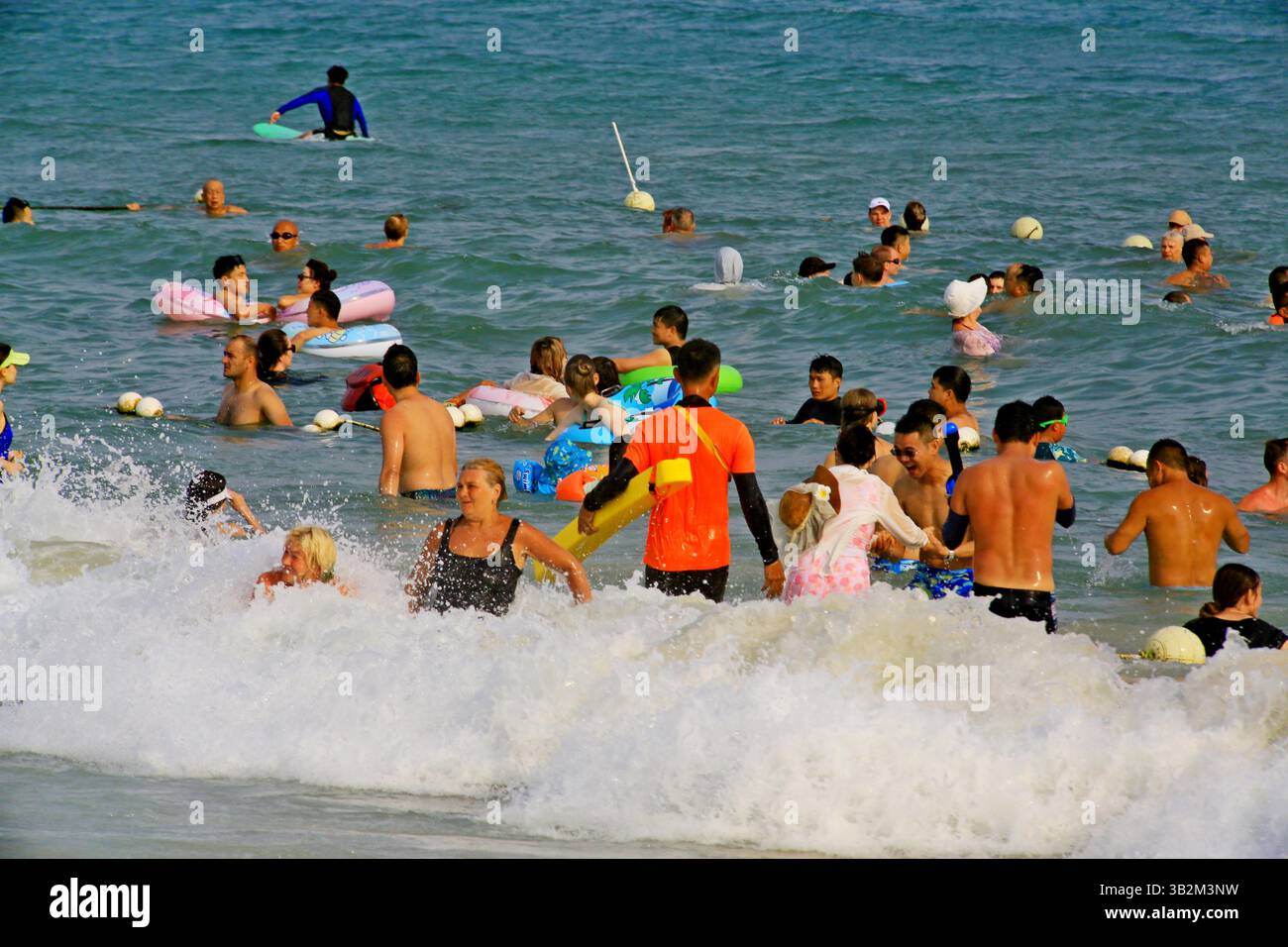 Tourists enjoy vacation at Dadonghai Bay Scenic Area in Sanya City ...