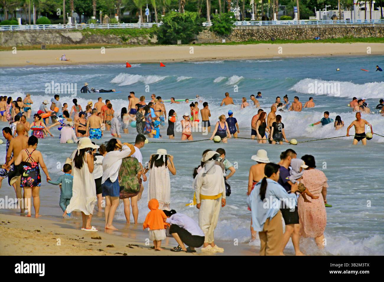 Tourists enjoy vacation at Dadonghai Bay Scenic Area in Sanya City ...