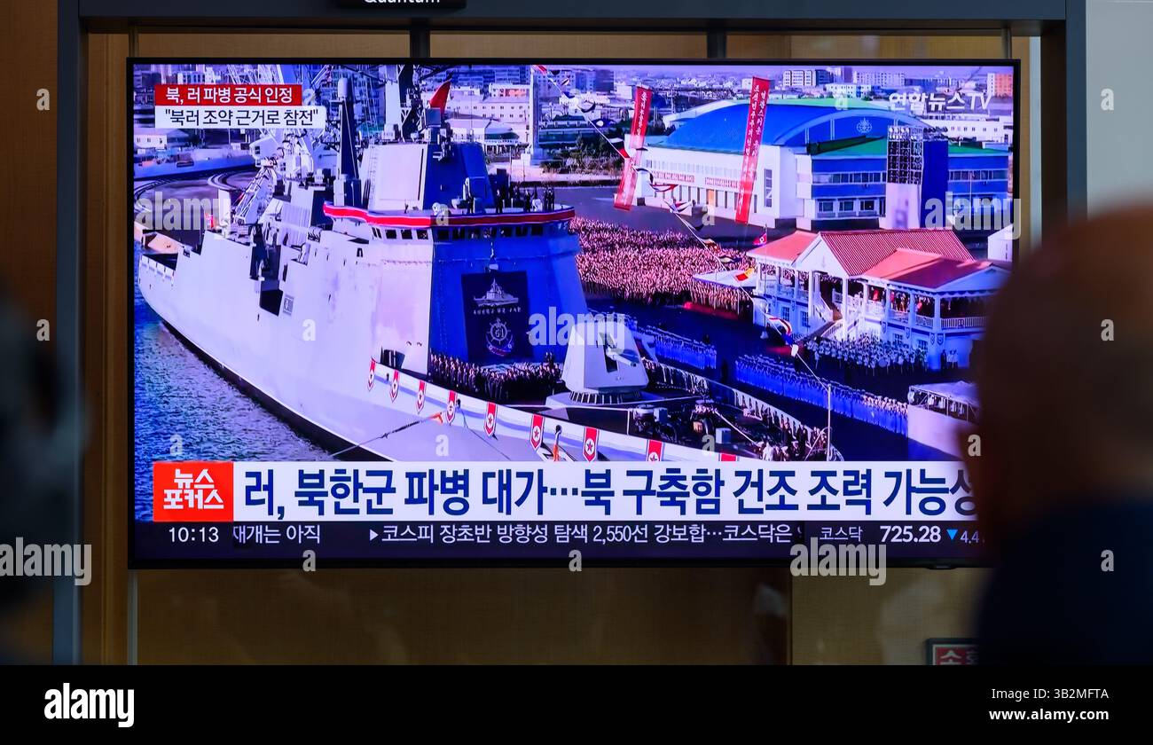 People look at a 24-hour Yonhap news TV broadcast at Seoul Railway ...