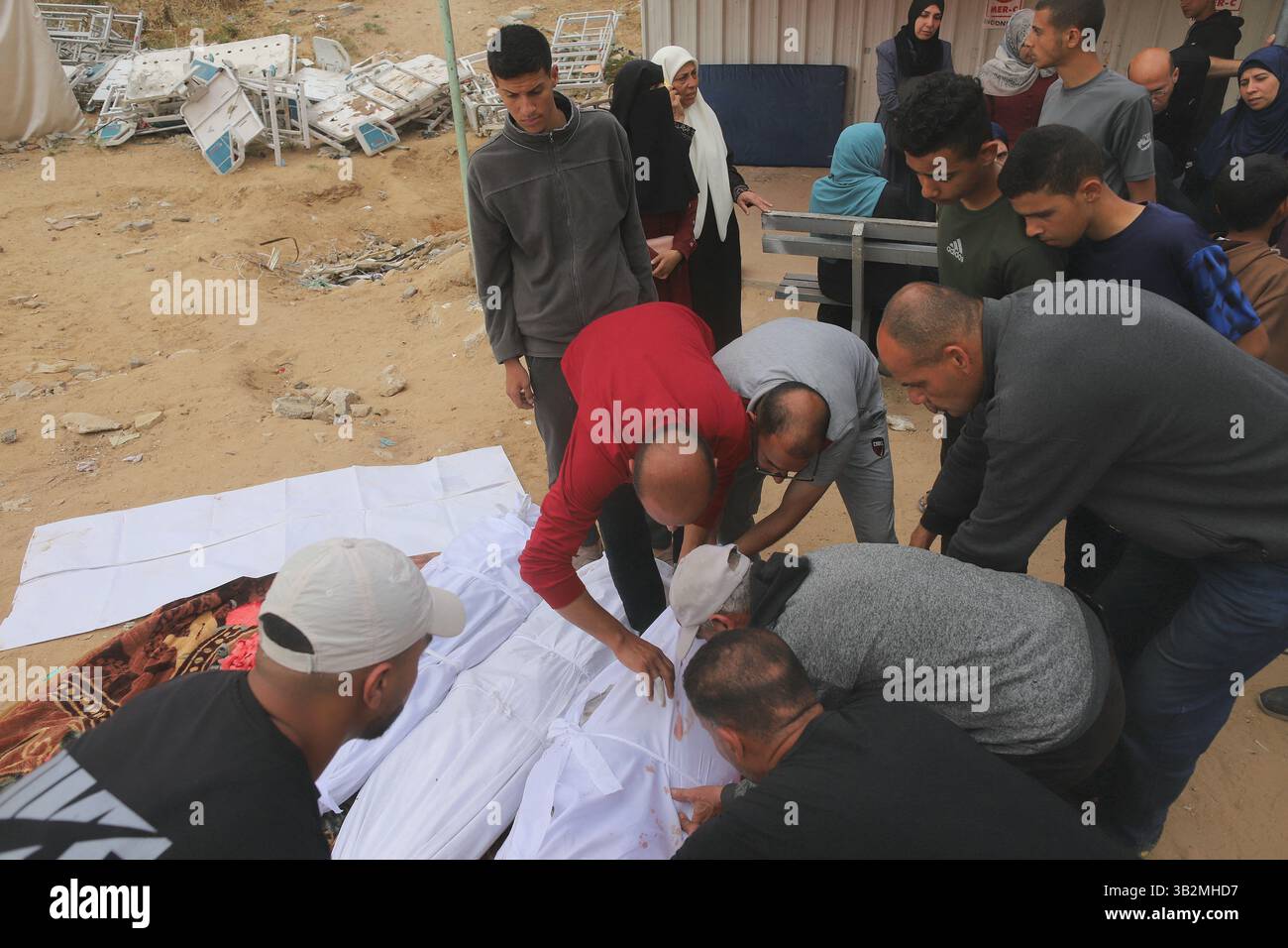 Beit Lahiya, Palestine. 28th Apr, 2025. Relatives of Palestinians who ...