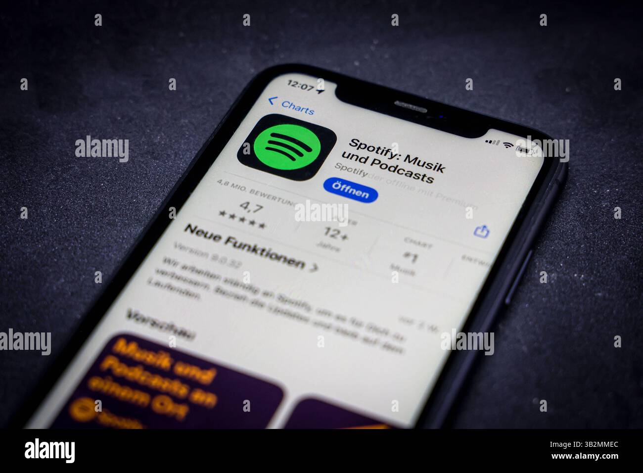 Apple App Store auf einem iPhone. Apps Charts gratis. Spotify - Musik ...