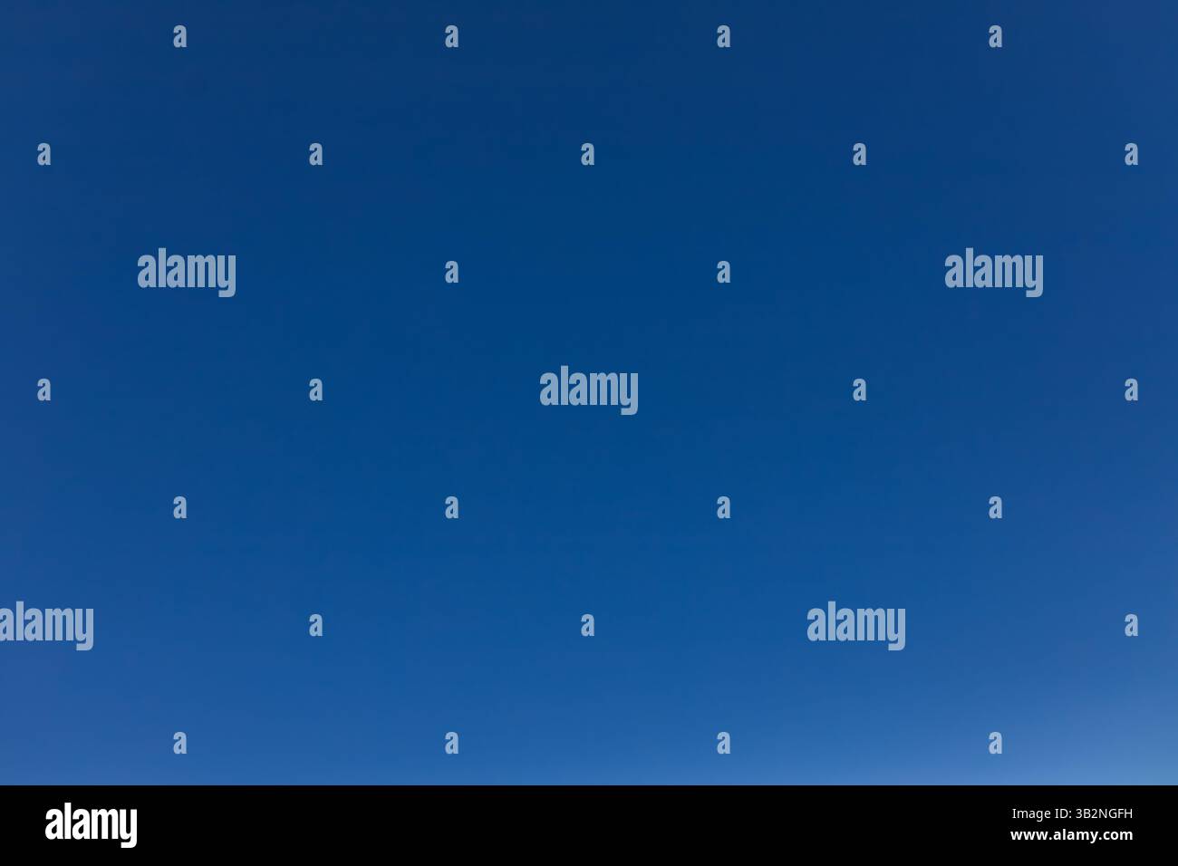 Clear deep blue sky with no clouds in daylight Stock Photo - Alamy