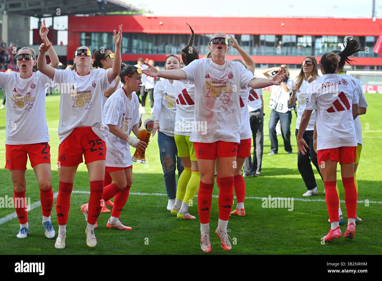 Munich, Deutschland. 27th Apr, 2025. The FC Bayern women are German ...