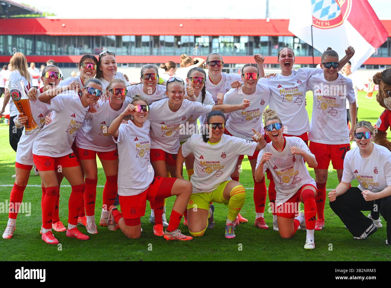 Munich, Deutschland. 27th Apr, 2025. The FC Bayern women's team are ...