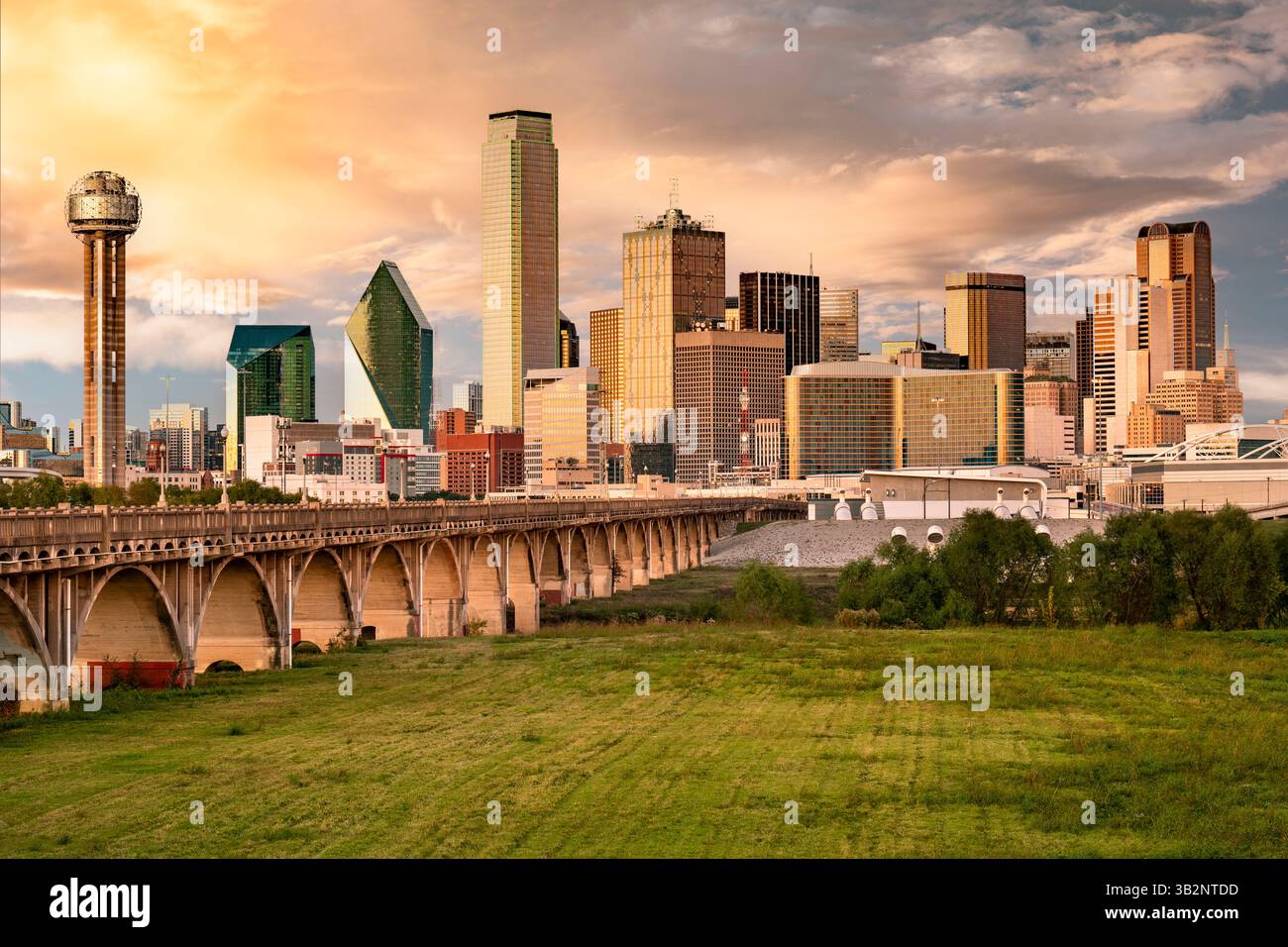 Dallas Texas downtown skyline at dusk Stock Photo - Alamy