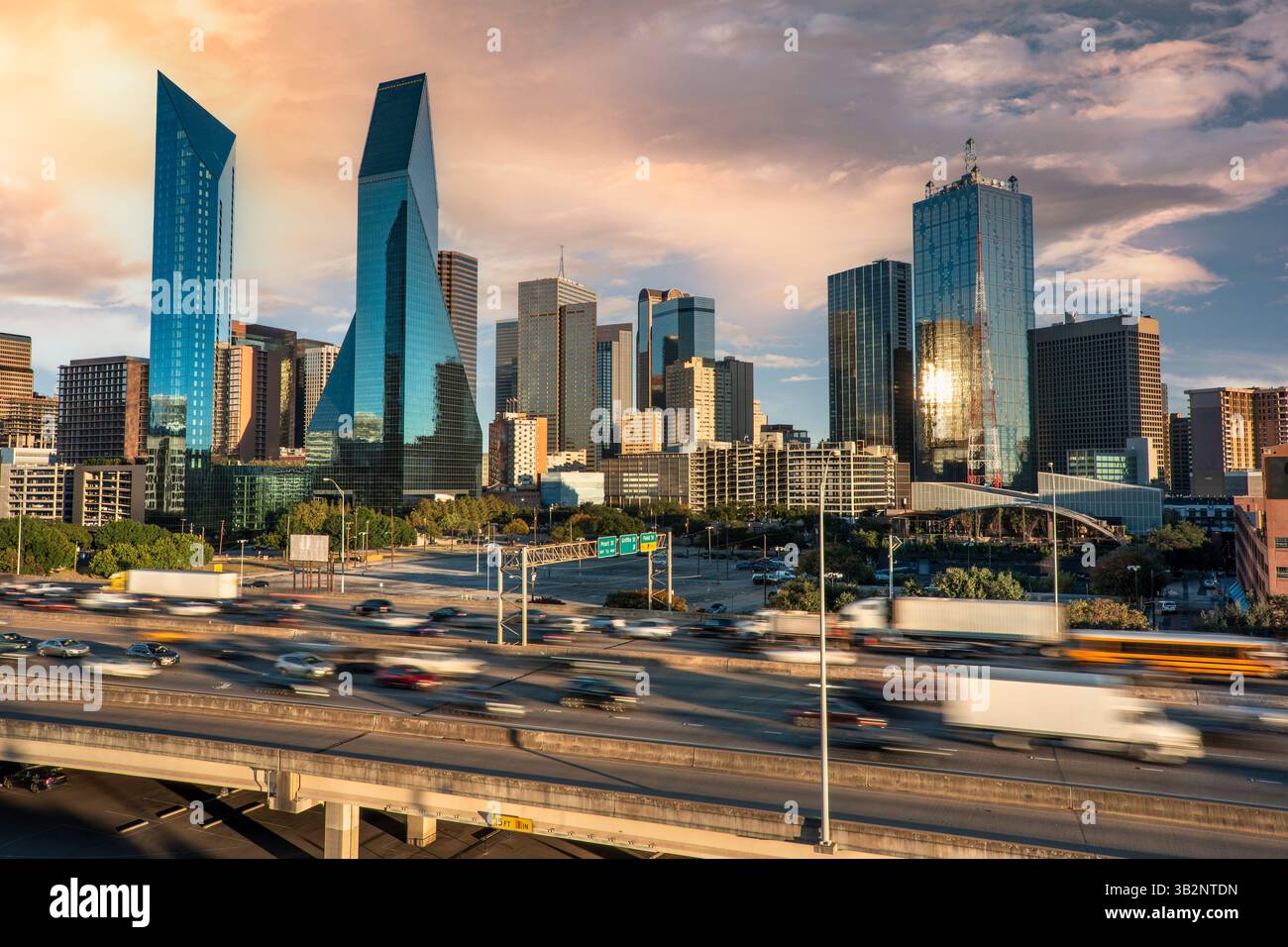 Dallas Texas downtown urban skyline and freeway Stock Photo - Alamy