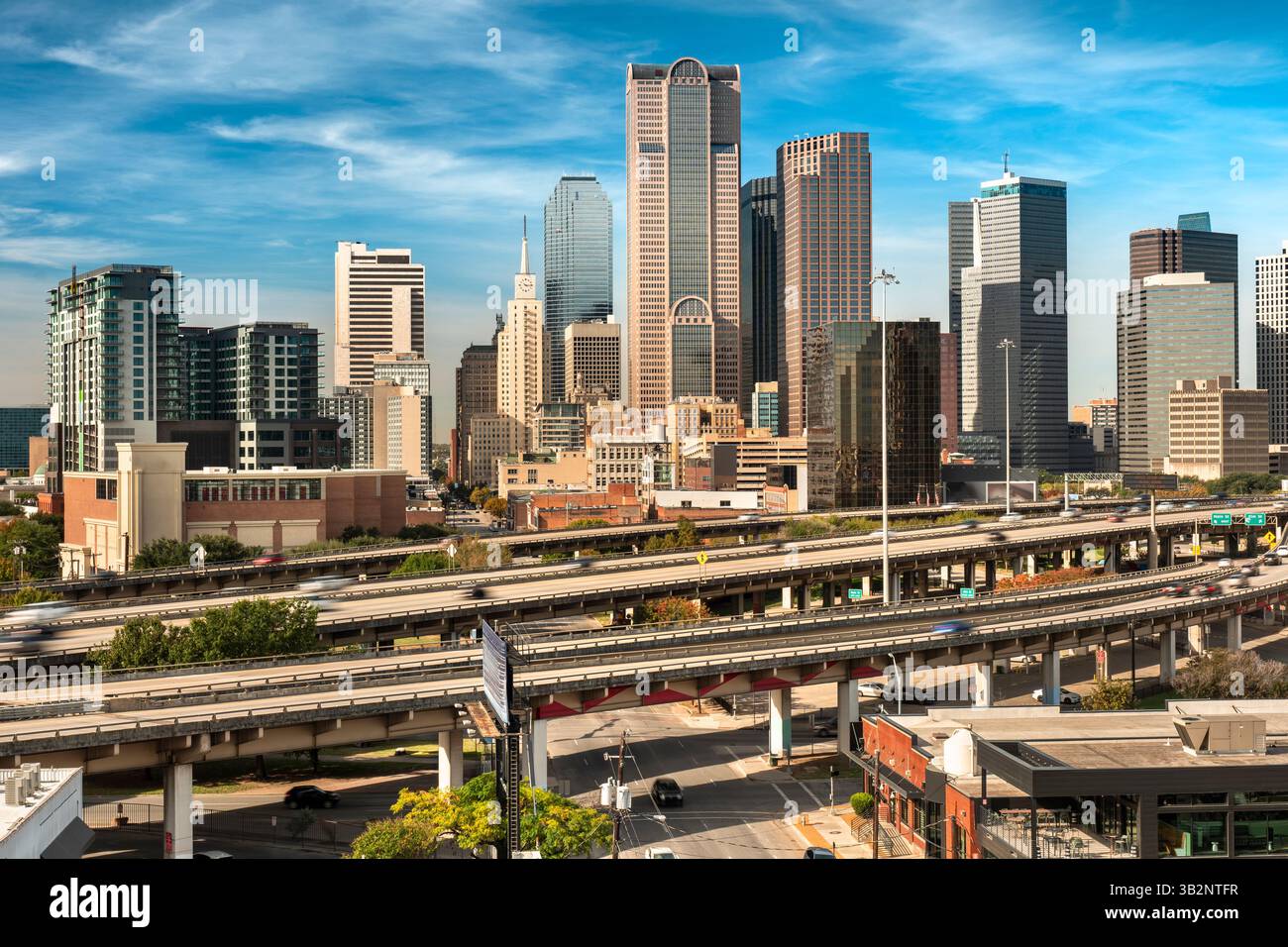 Dallas Texas downtown urban skyline and freeway Stock Photo - Alamy