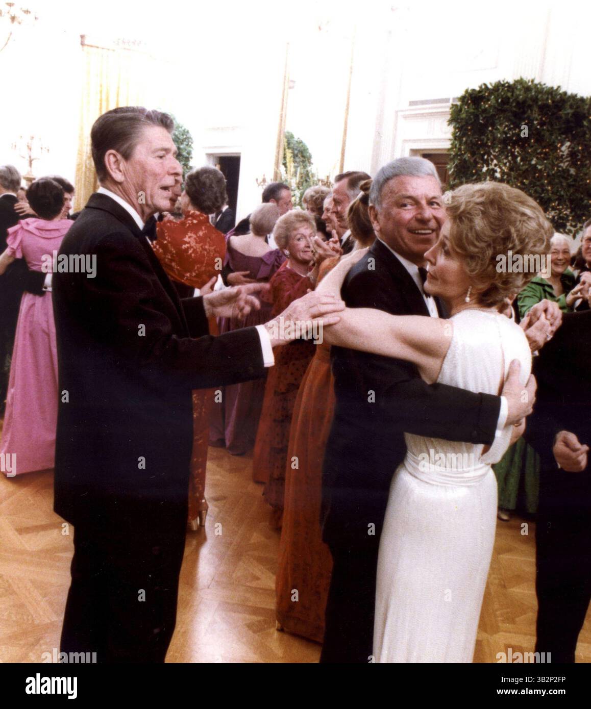 Frank sinatra higher and higher hi-res stock photography and images - Alamy