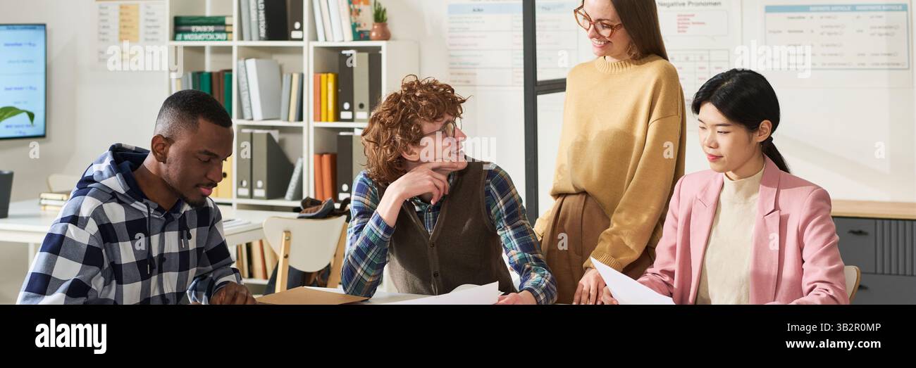 Collaborative instruction hi-res stock photography and images - Alamy