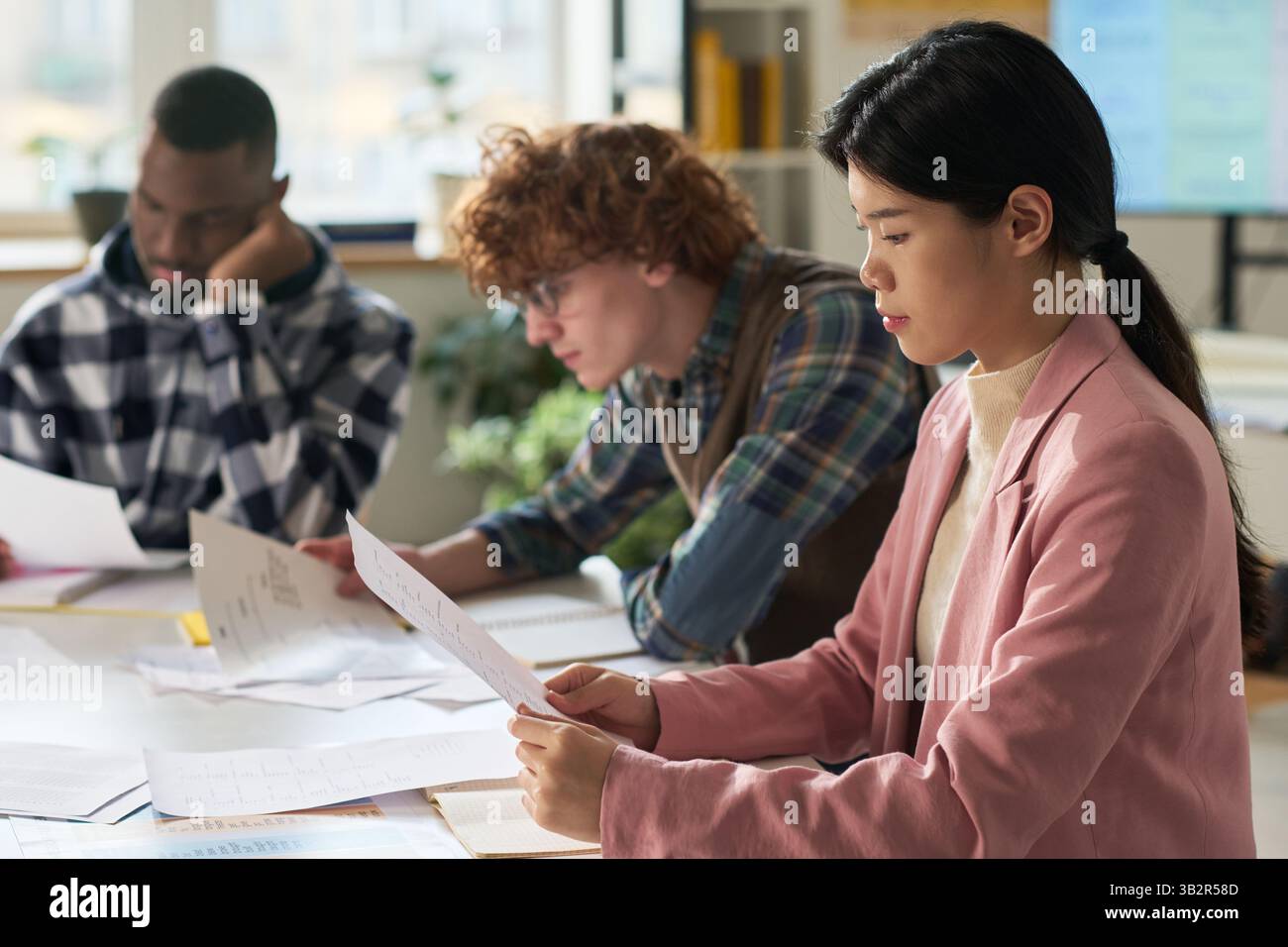 Bright classroom setting hi-res stock photography and images - Alamy
