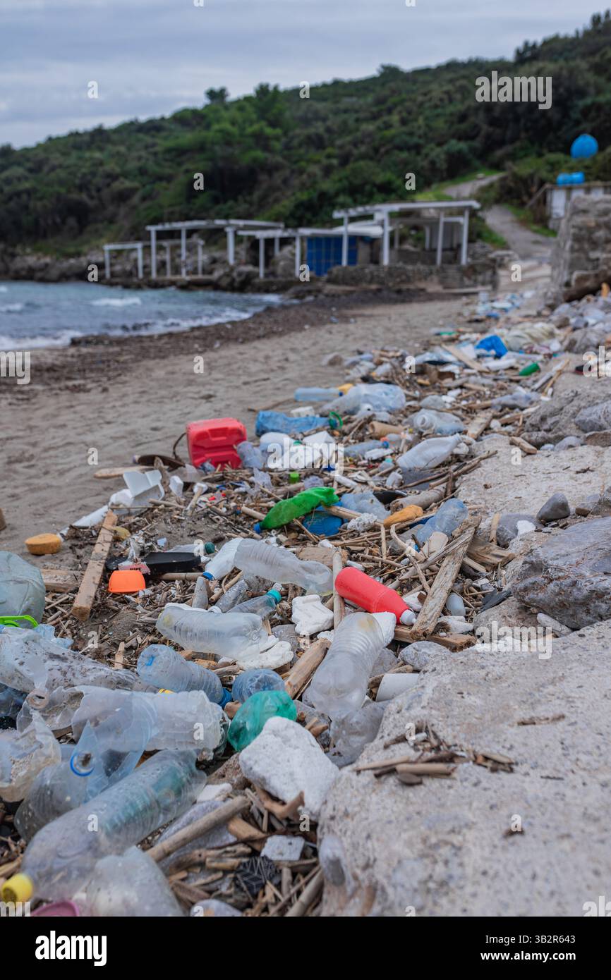 Colorful plastic and foam waste scattered on beach edge Stock Photo - Alamy