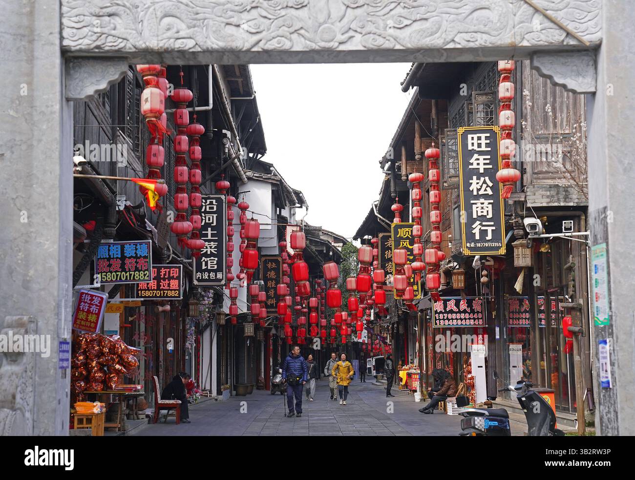 (250428) -- YINGTAN, April 28, 2025 (Xinhua) -- Tourists visit the ...