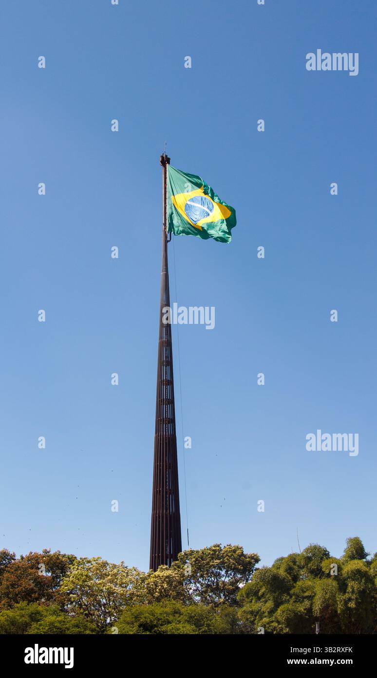 The Brazilian flag at Praca dos Tres poderesl, Brasilia, capital of ...