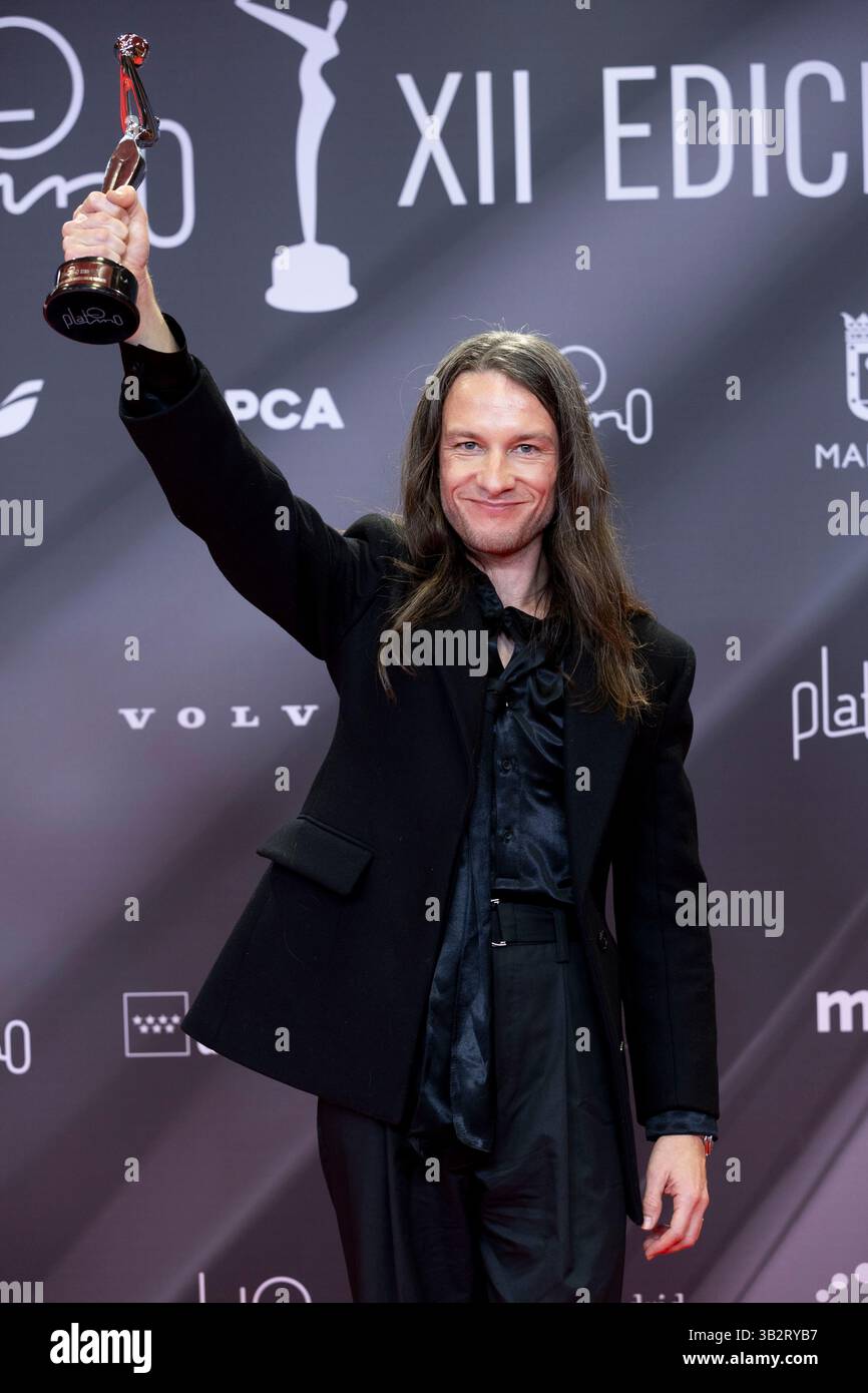 Manuel Fanego holds the Best Supporting Actor award for the film 'El ...