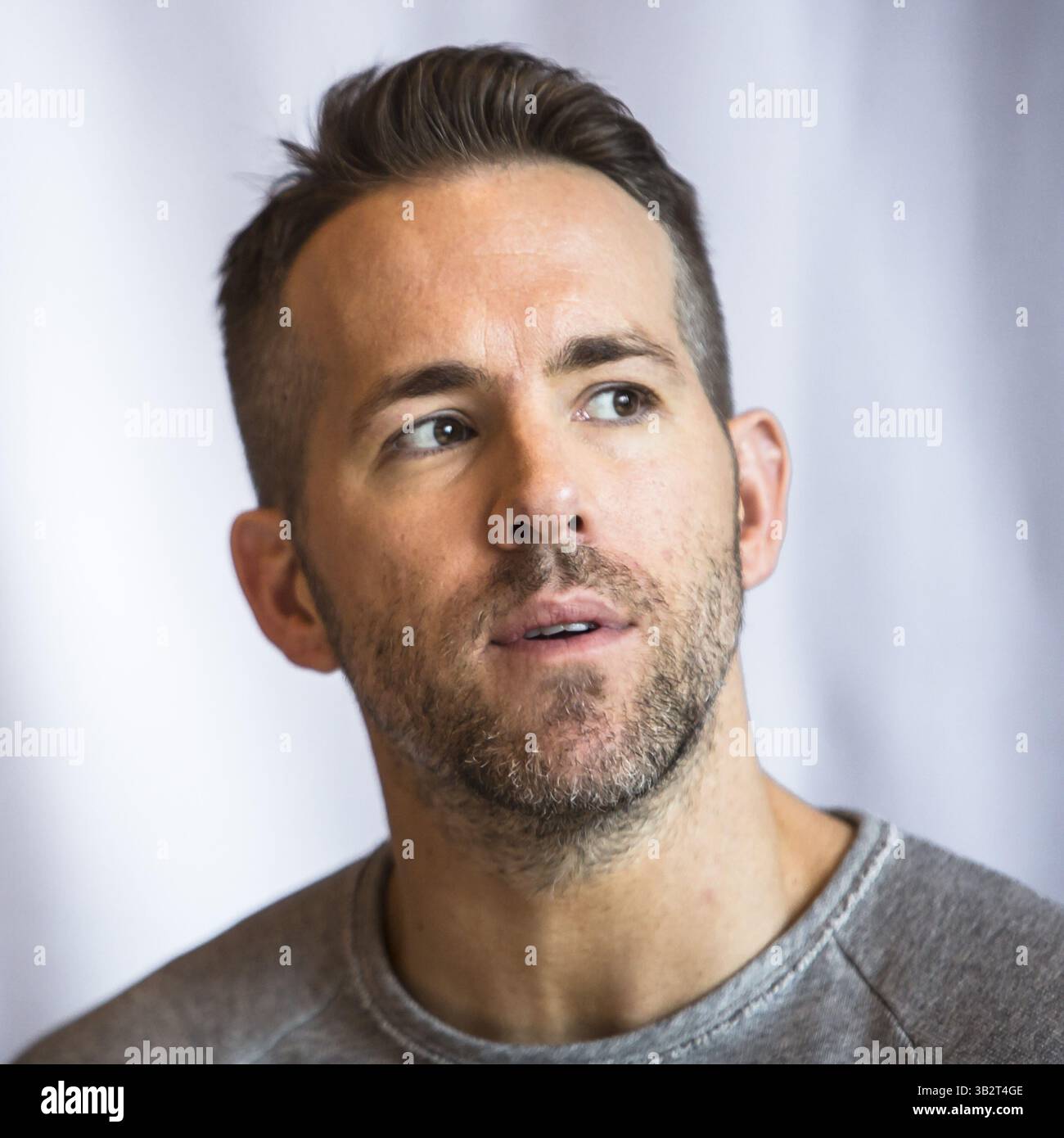 Ryan reynolds 1991 hi-res stock photography and images - Alamy