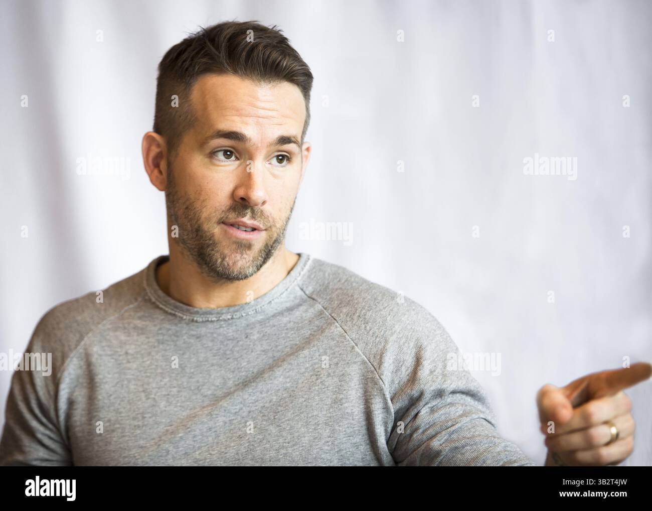 Ryan reynolds 1991 hi-res stock photography and images - Alamy