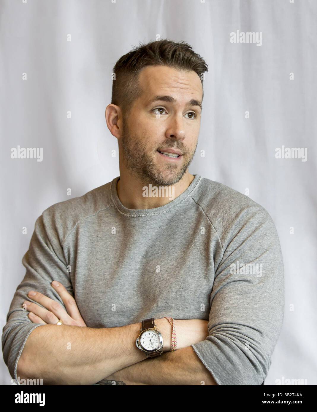 Ryan reynolds 1991 hi-res stock photography and images - Alamy