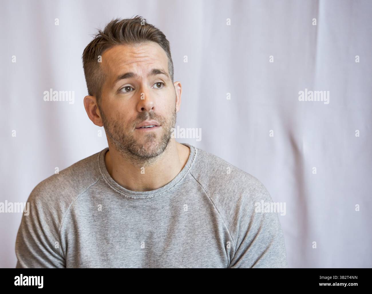 Ryan reynolds 1991 hi-res stock photography and images - Alamy